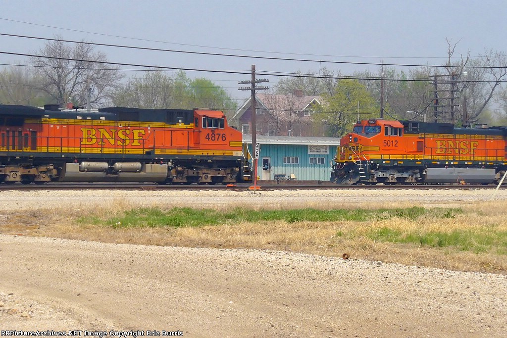 BNSF 4876 east and 5012 west